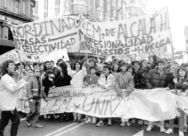 Manifestación de Estudiantes por las Calles de Madrid, en 1987 ...