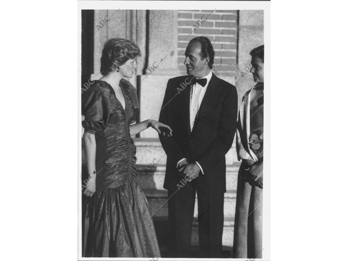 En la imagen su majestad el Rey con la Princesa diana en el palacio de ...