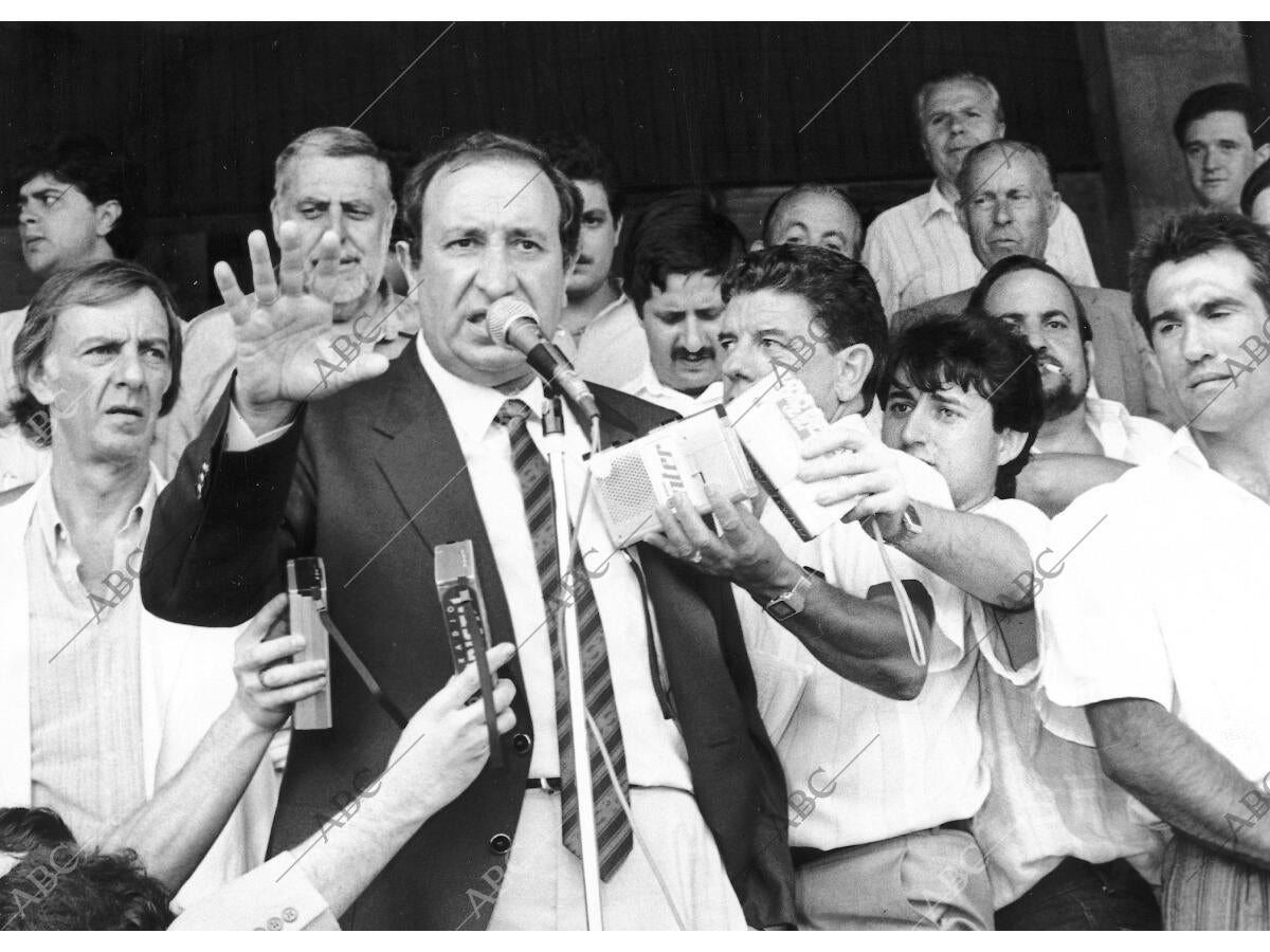 Jesús Gil toma posesión de la presidencia del Atletico de Madrid ...