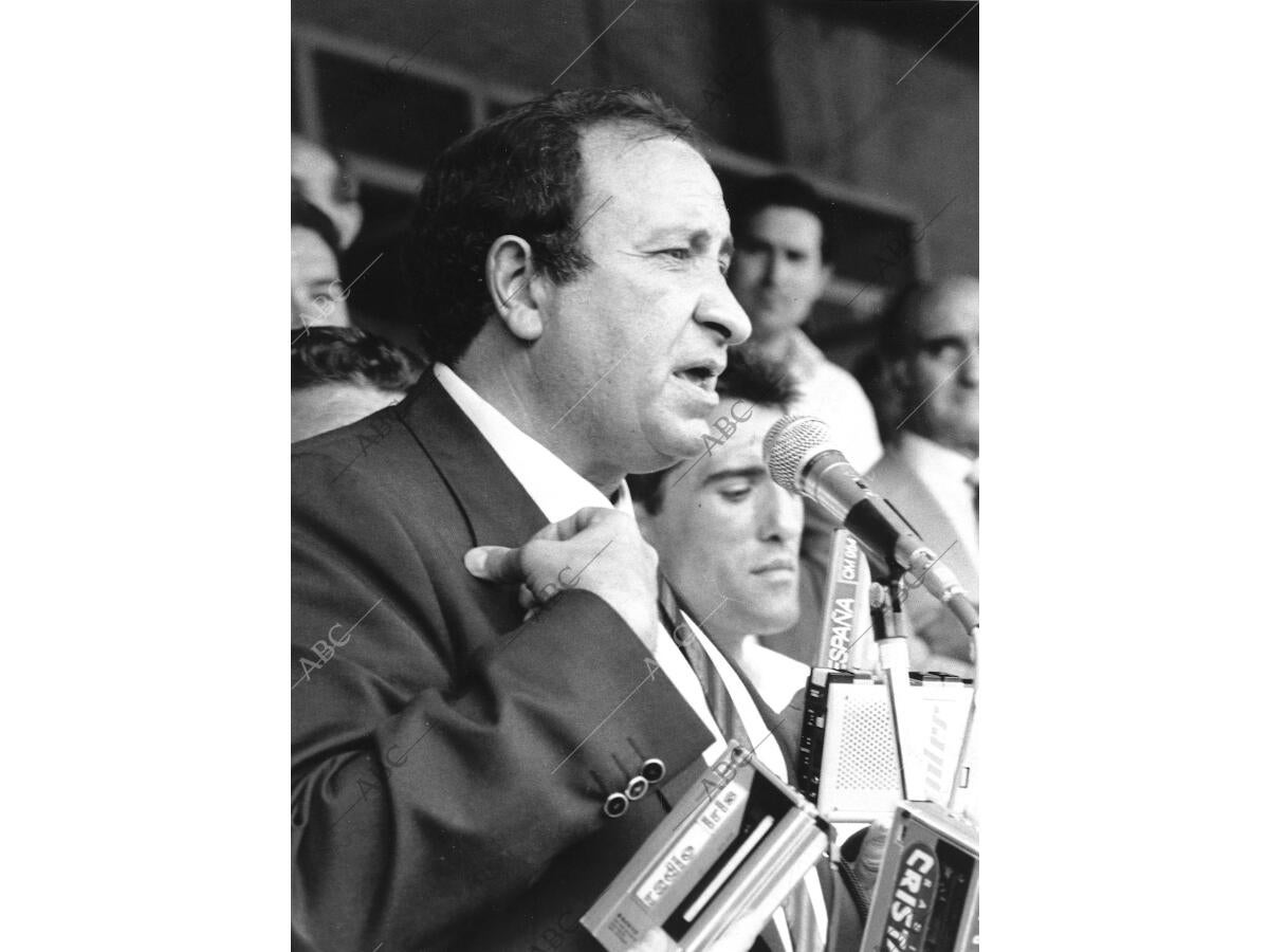 Jesús Gil toma posesión de la presidencia del Atletico de Madrid ...