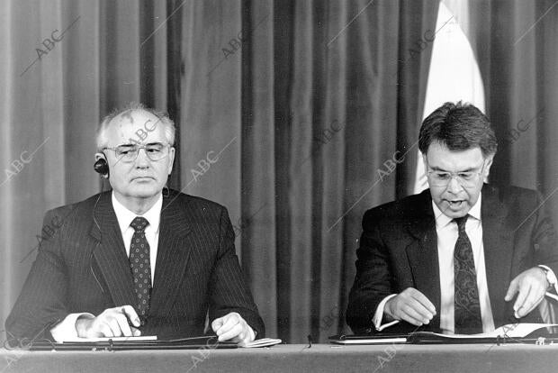 Felipe González y Mijail Gorbachov durante la firma del acuerdo por el ...
