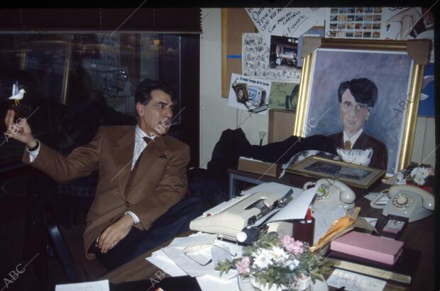 Una imagen de los años 90 del periodista Jesús Hermida - Archivo ABC