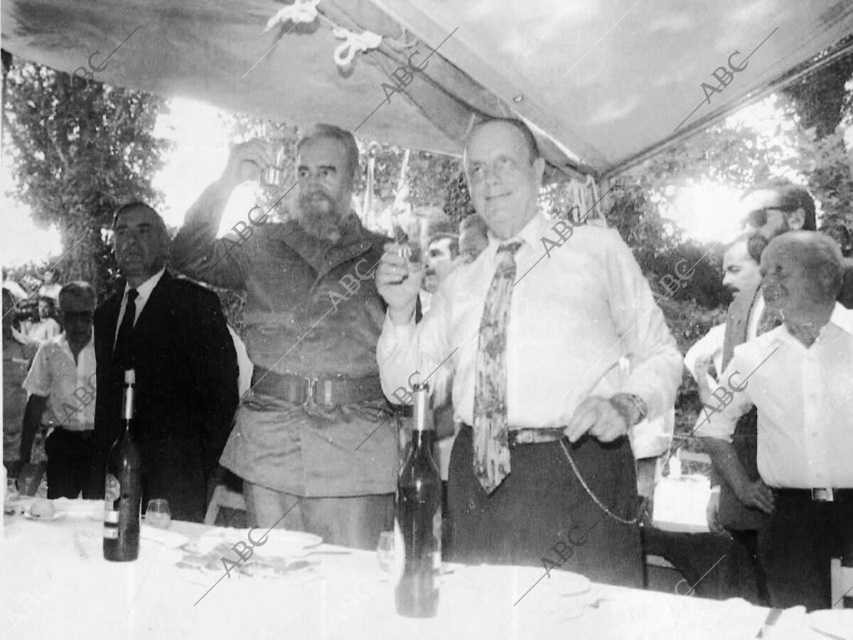 Fidel Castro Brindando con Manuel fraga - Archivo ABC