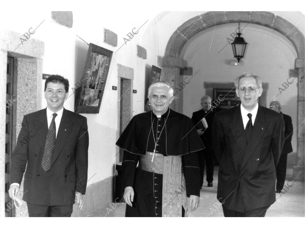 Benedicto XVI, entonces cardenal Ratzinger, con monseñor Martínez ...