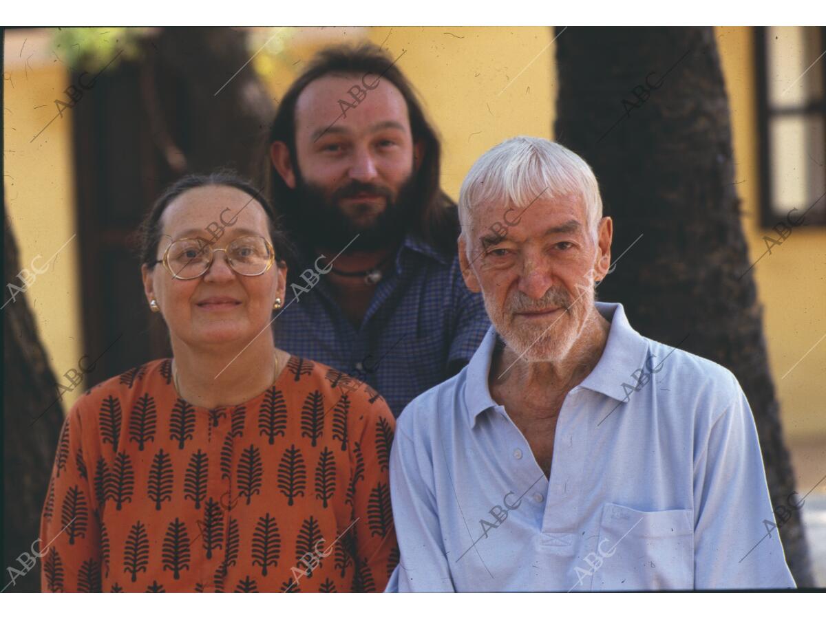 Vicente Ferrer con su mujer, Anna, y su hijo Moncho - Archivo ABC