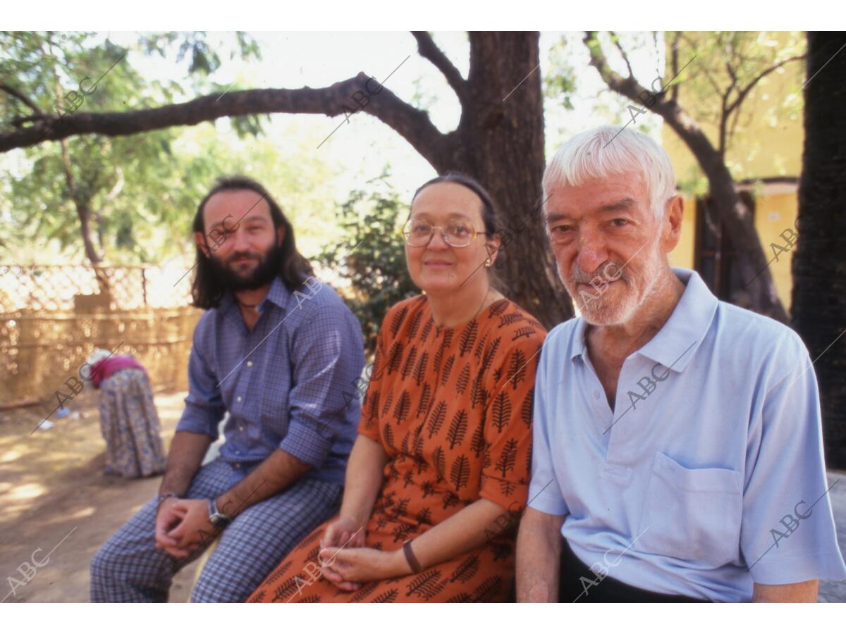 Vicente Ferrer con su mujer, Anna, y su hijo Moncho - Archivo ABC