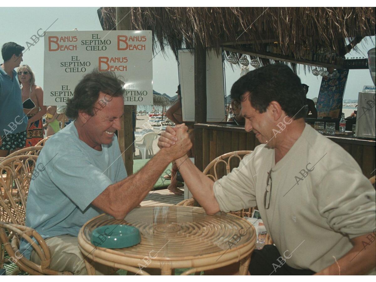 Julio Iglesias Hechando un pulso A Luis Ignacio Parada - Archivo ABC