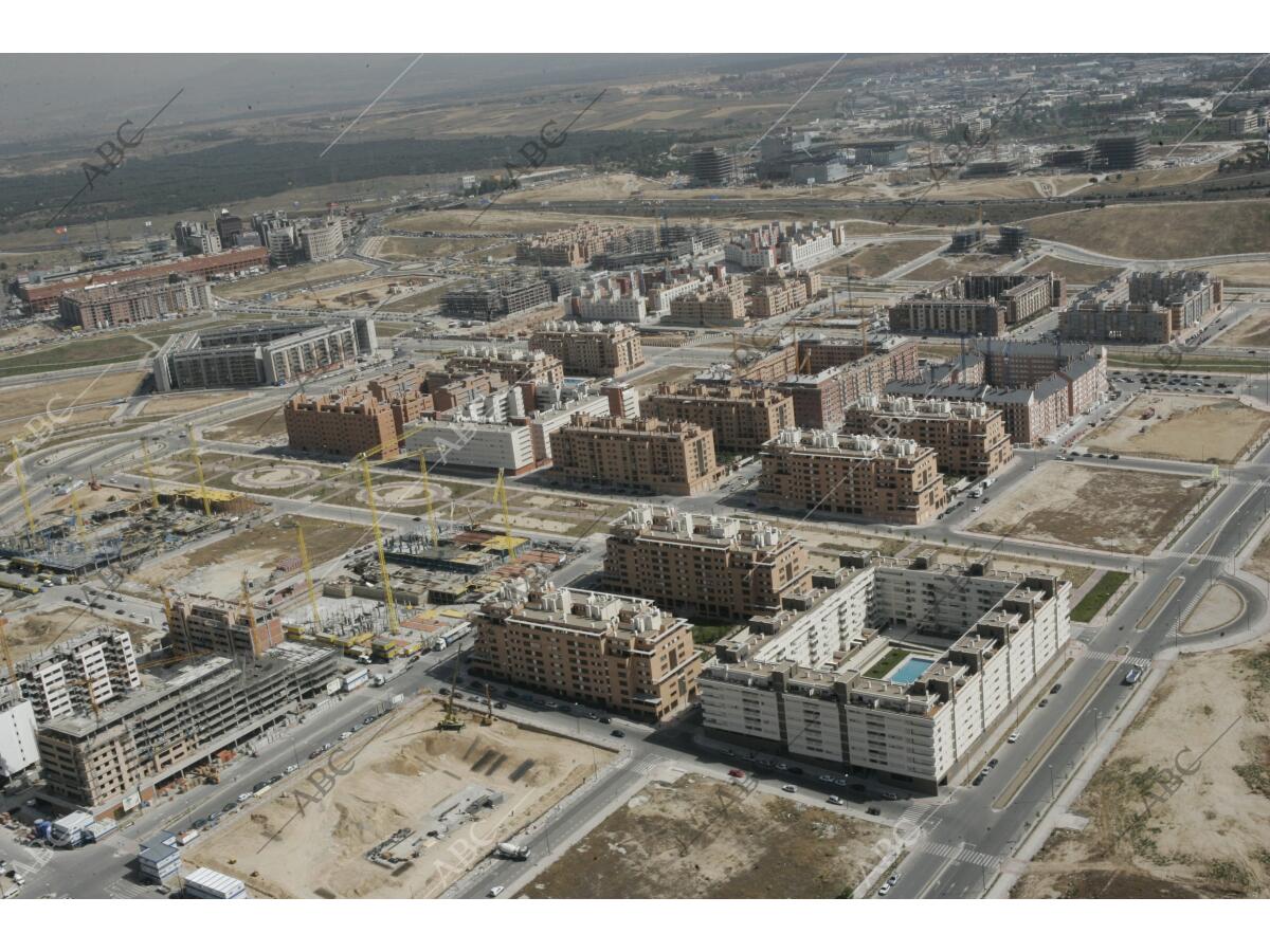 Vistas aéreas de la ciudad. En la imagen: El barrio de San Chinarro ...