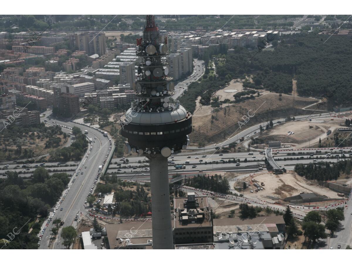 En la imagen: el pirulí visto desde La Elipa - Archivo ABC