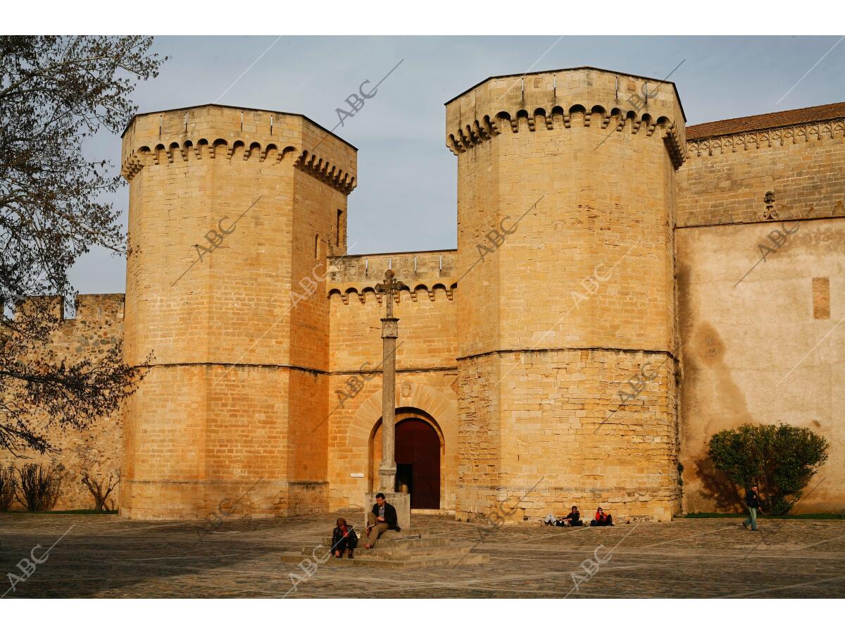Monasterio de Poblet, Puerta Real, flanqueda por las dos torres ...