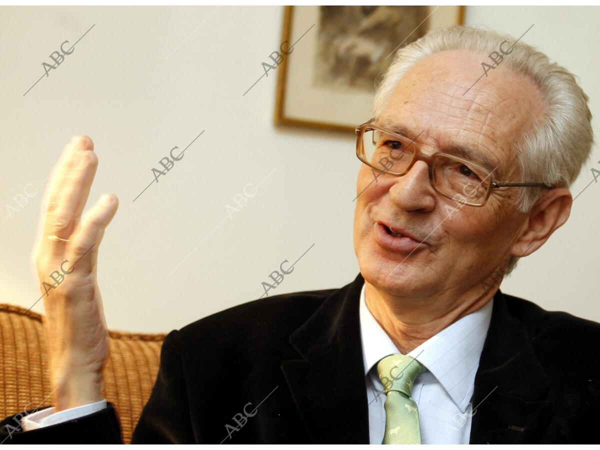 Entrevista A Andrés Amorós, nuevo crítico taurino del diario Abc ...