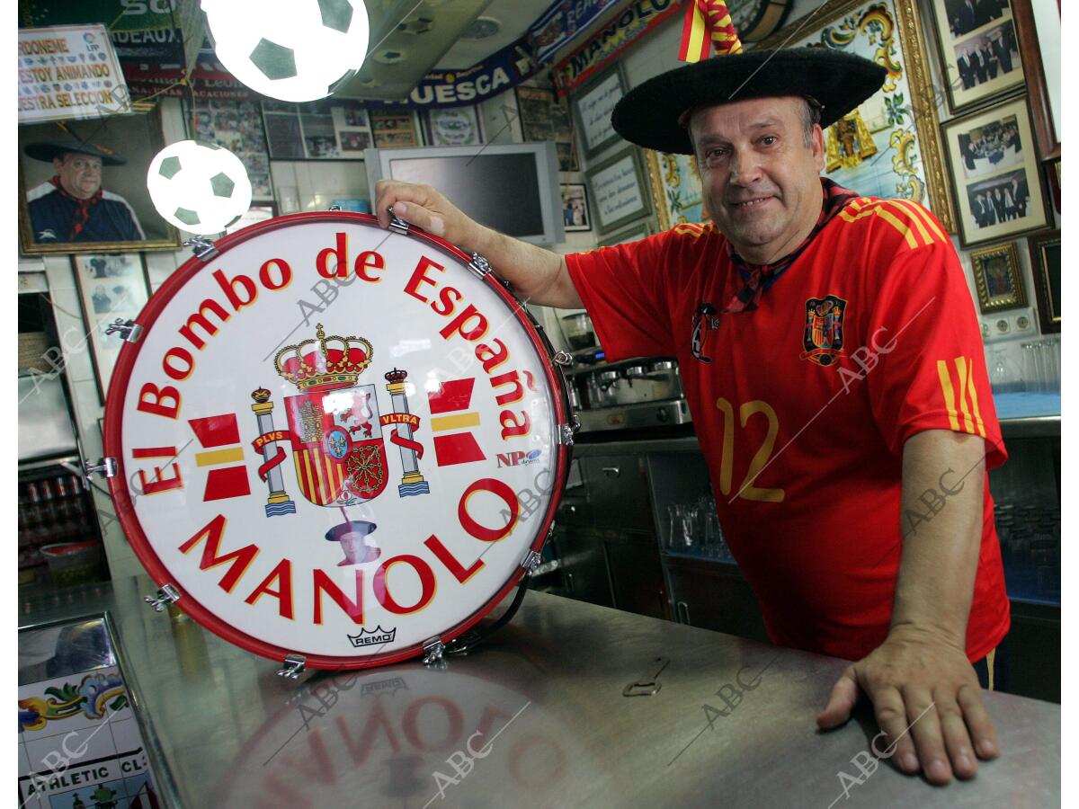 Manolo el del Bombo en su bar de Valencia - Archivo ABC