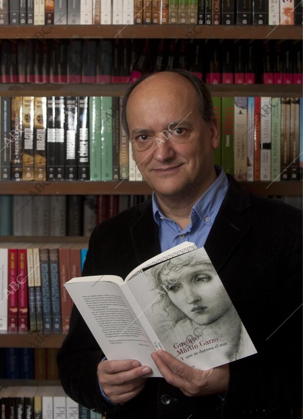 Entrevista al escritor Gustavo Martín Garzo, que ha presentado el libro ...