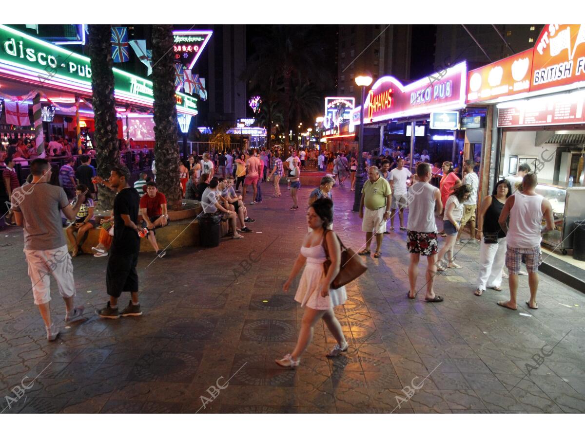 Zona de Ocio de Benidorm, turistas ingleses disfrutan de locales en la ...