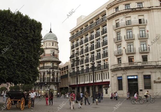 Edificio del Banco Popular de Andalucía en la Avenida de la ...