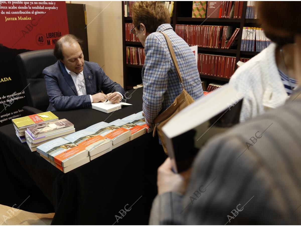 Javier Marías Firmando sus Libros - Archivo ABC