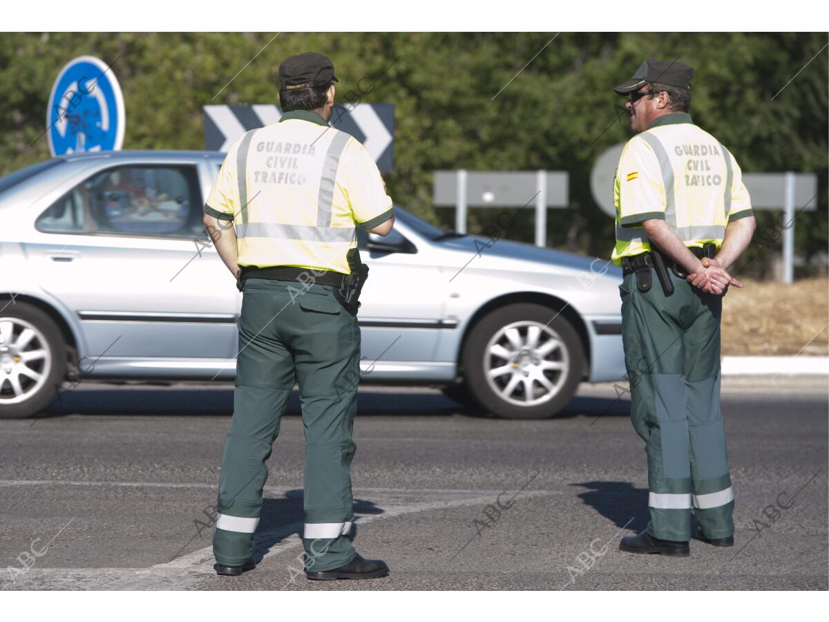 Control de la Guardia Civil de Trafico vigilando cinturones de ...