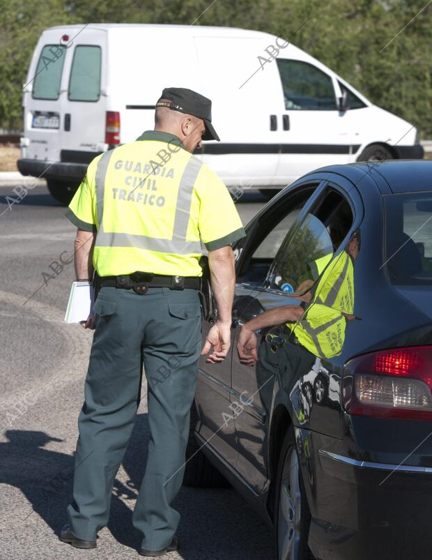 Control de la Guardia Civil de Trafico vigilando cinturones de ...