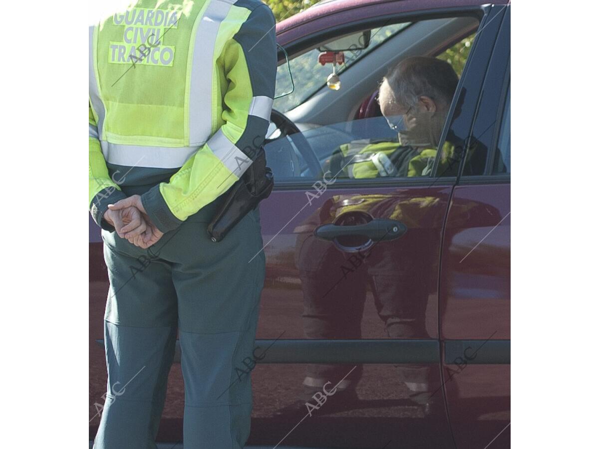 Control de la Guardia Civil de Trafico vigilando cinturones de ...