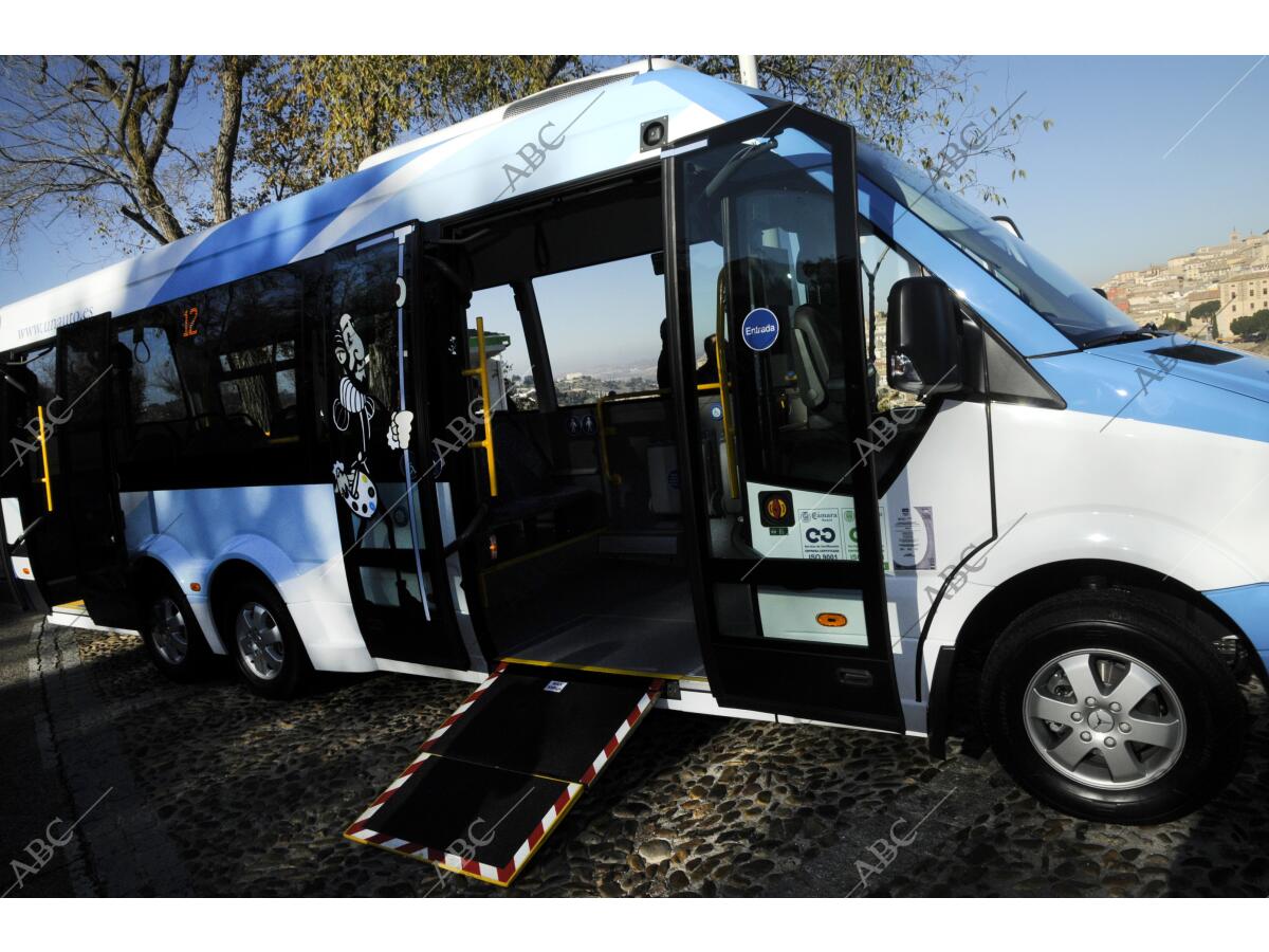 El alcalde, Emiliano García-Page, presentó los nuevos microbuses que ...