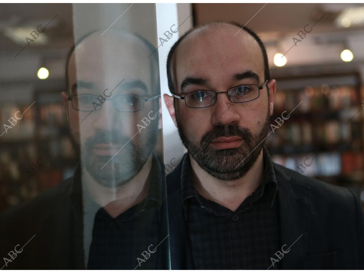 Entrevista al escritor Alberto Olmos - Archivo ABC