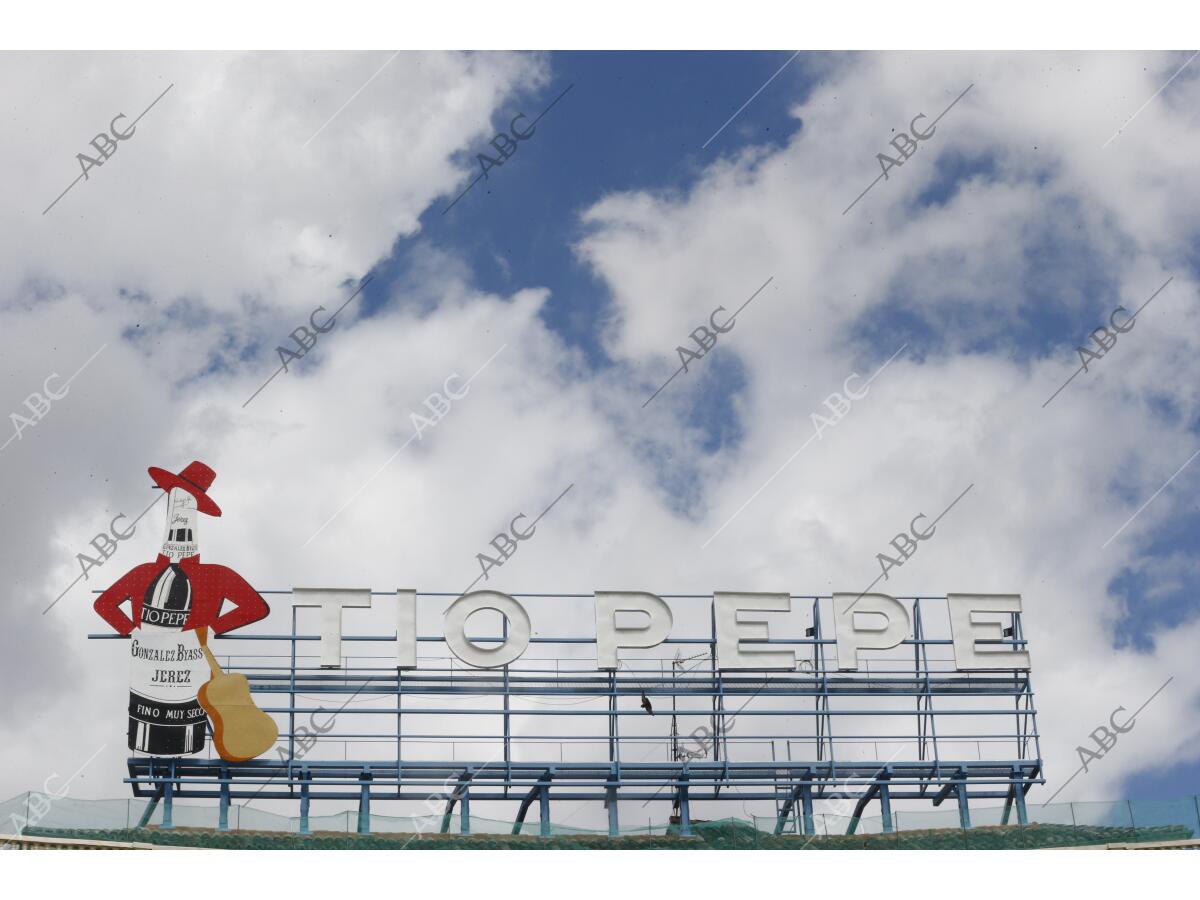 Cartel de Tio pepe en su nueva Ubicacion de la puerta del sol Foto ...