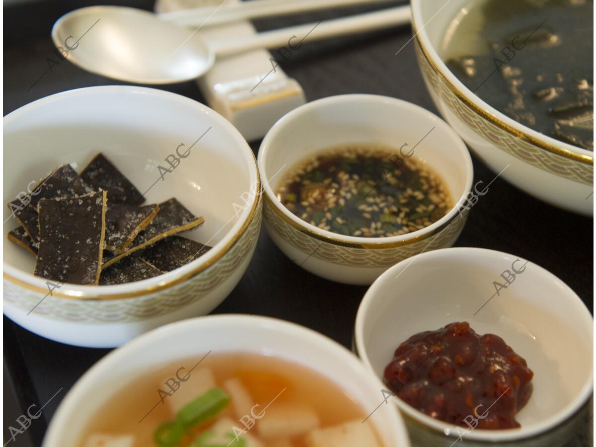 El embajador PARK Hee-Kwon y su esposa Jee Hyeon Lee ofrecen almuerzo y ...