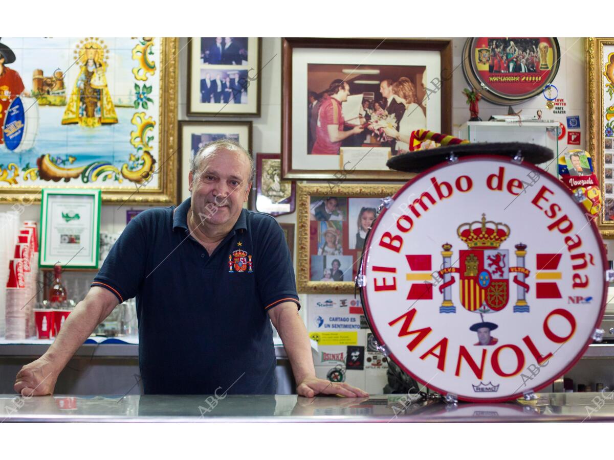 Manolo el del Bombo en su bar de Valencia - Archivo ABC