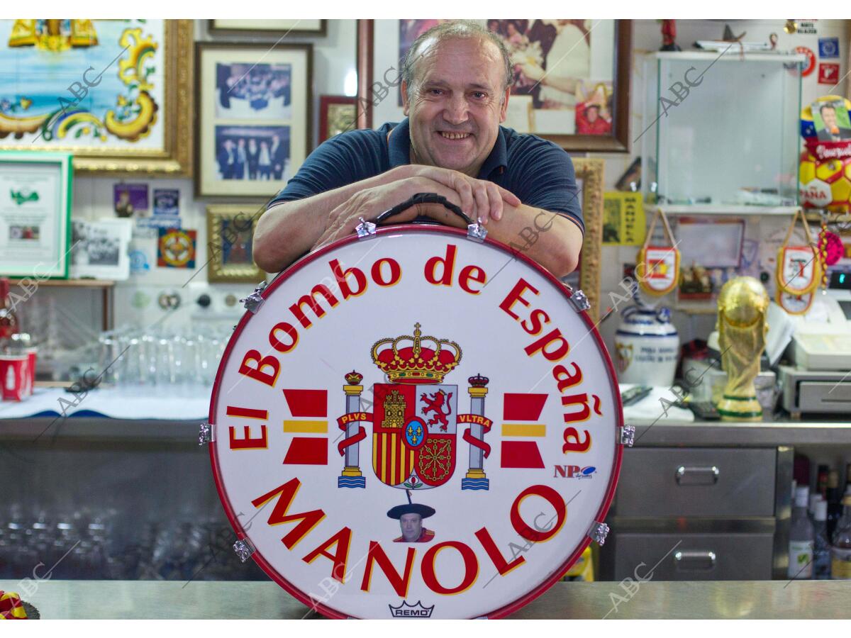 Manolo el del Bombo en su bar de Valencia - Archivo ABC
