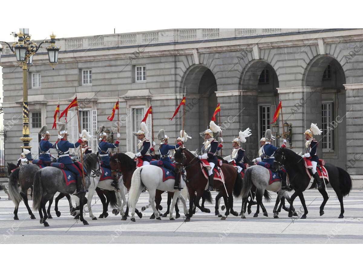 Ceremonia del relevo solemne de la Guardia Real en el Palacio Real ...