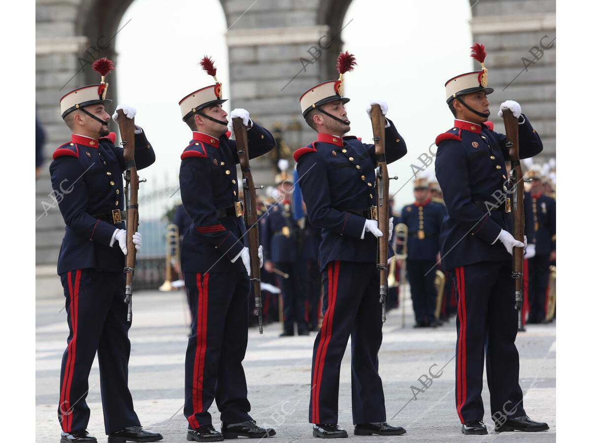 Ceremonia del relevo solemne de la Guardia Real en el Palacio Real ...