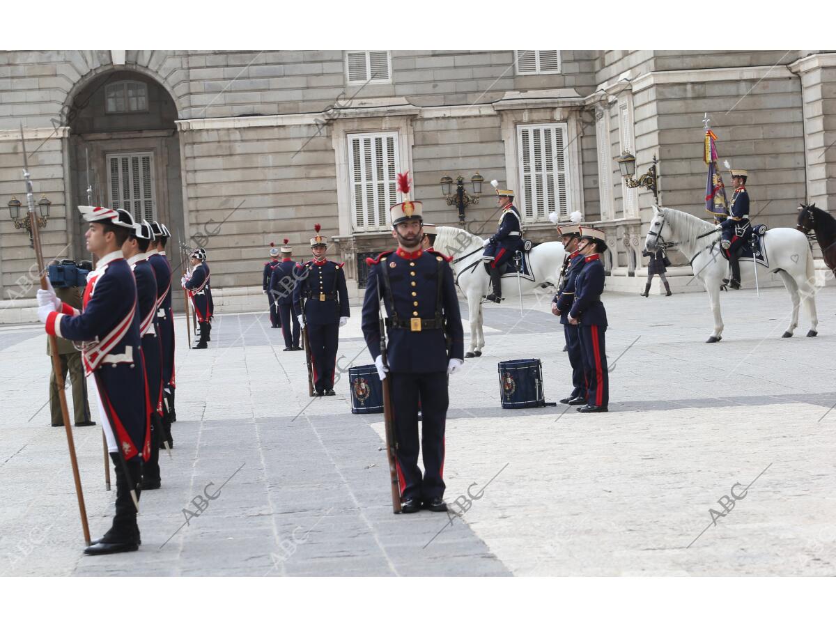 Ceremonia del relevo solemne de la Guardia Real en el Palacio Real ...