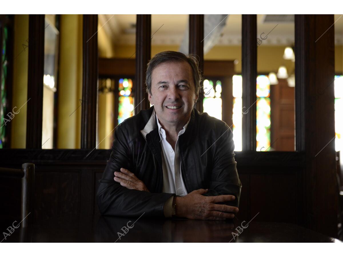 entrevista al escritor Javier moro Archdc foto de Maya Balanya ...