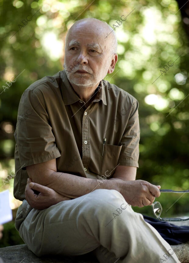 Entrevista al poeta polaco Adam Zagajewski, en el Jardín Botánico de ...