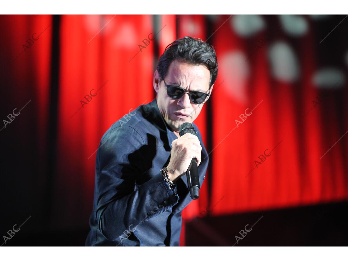 Concierto de Mark Anthony en el que recibe un disco de platino ...