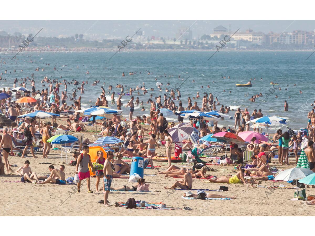 Calor y altas temperaturas en la playa de la Malvarrosa - Archivo ABC