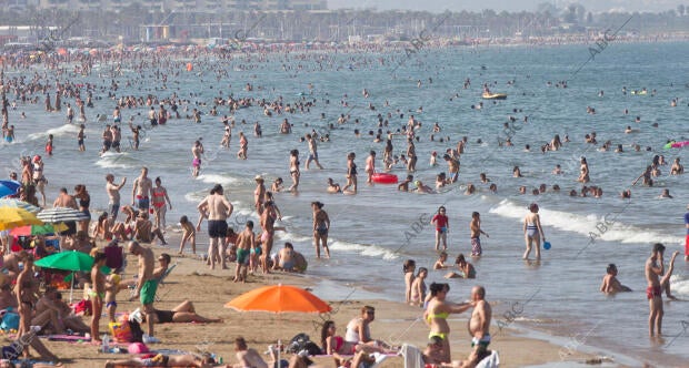 Calor y altas temperaturas en la playa de la Malvarrosa - Archivo ABC