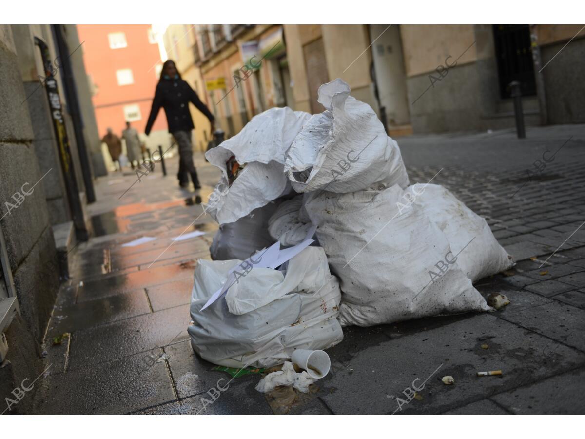 Suciedad en las calles de Madrid. En la imagen la calle Caravaca ...