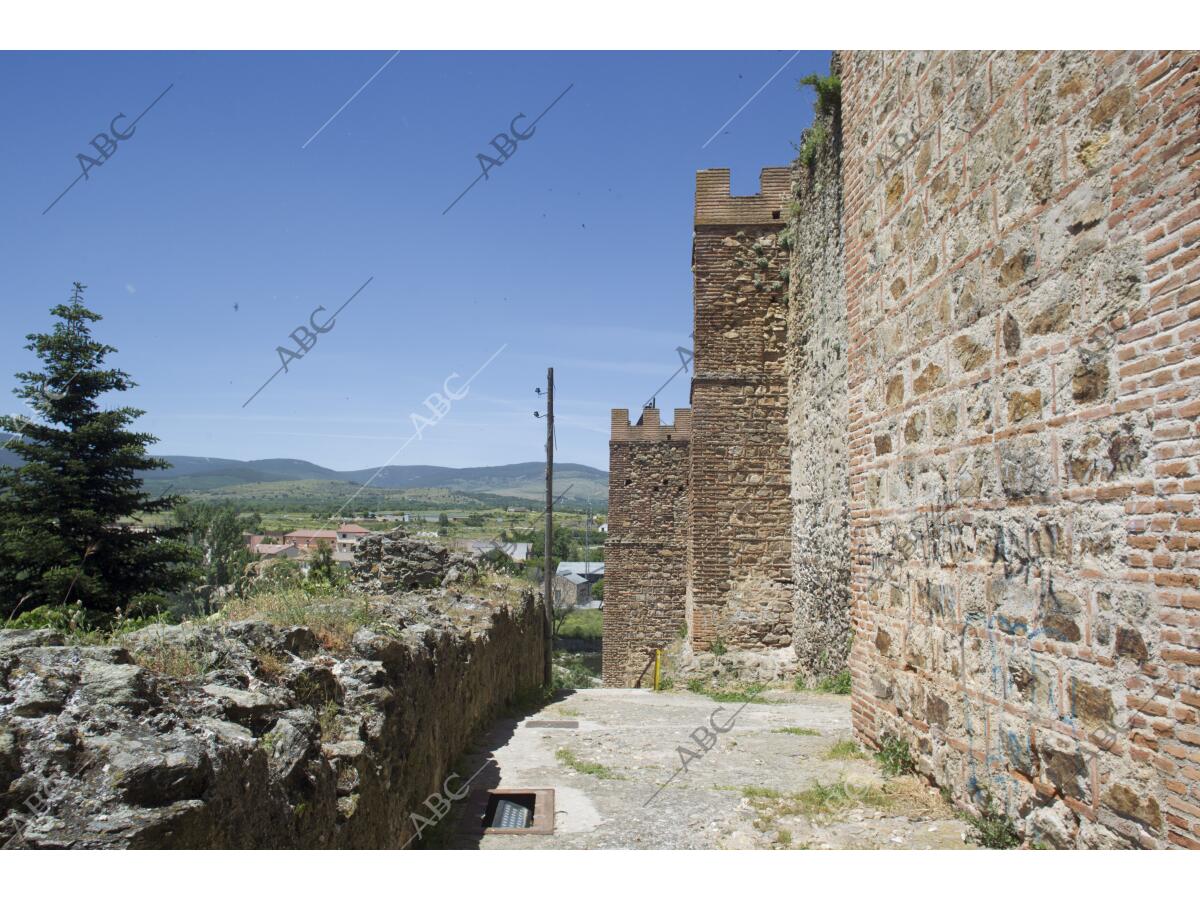 Reportaje de Buitrago del Lozoya para Plan B. En la imagen, la Muralla ...