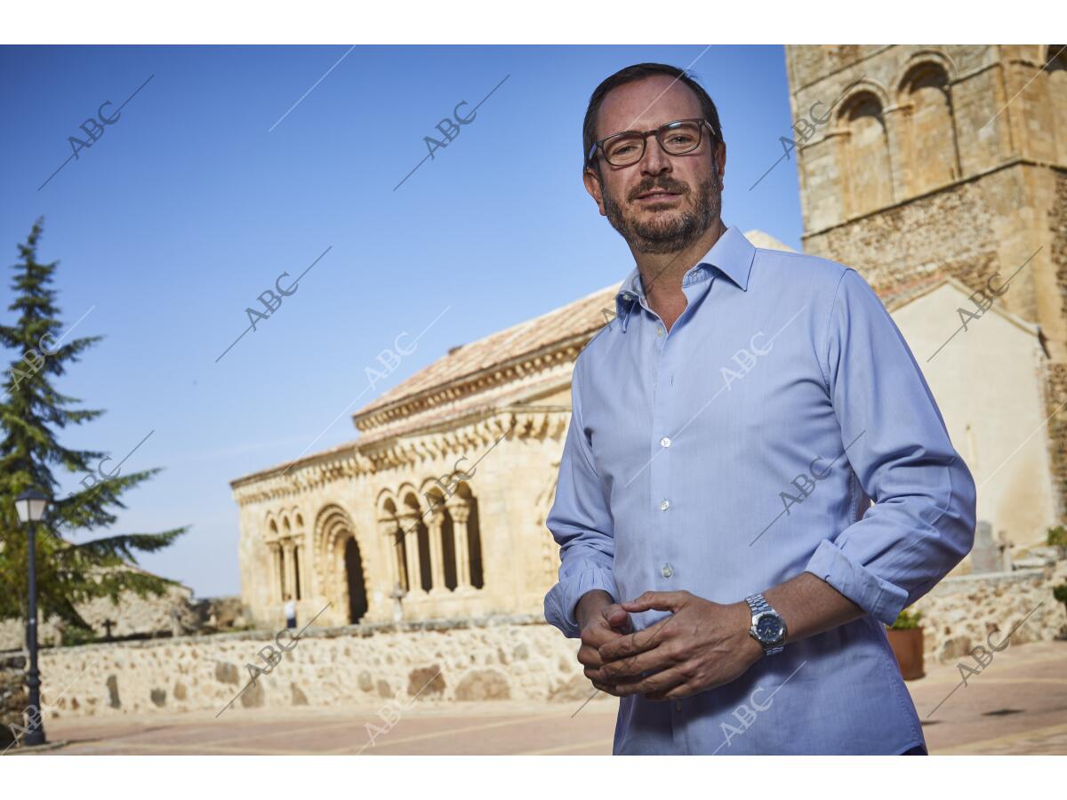 Entrevista al senador del PP, Javier Maroto, con fotos posadas en la ...