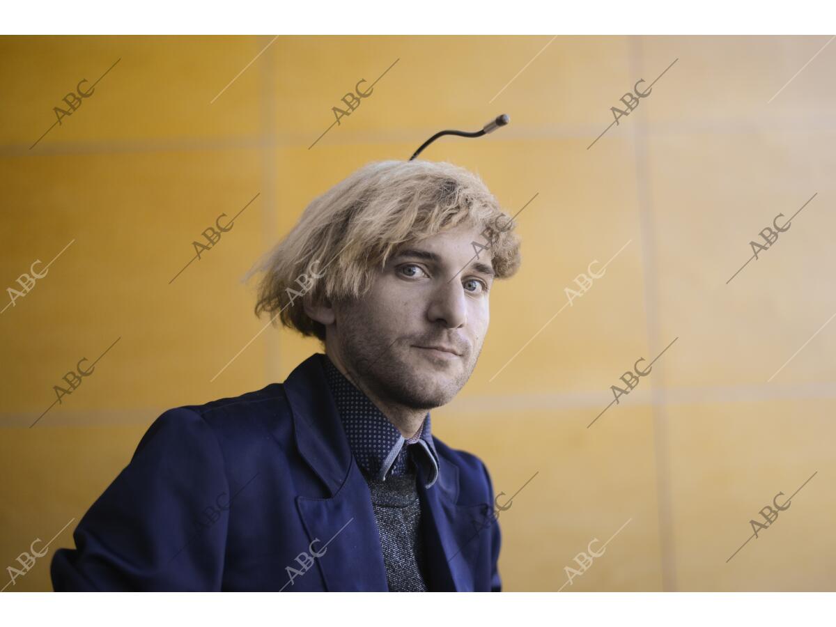 Entrevista con Neil Harbisson, conocido por ser la primera persona ...