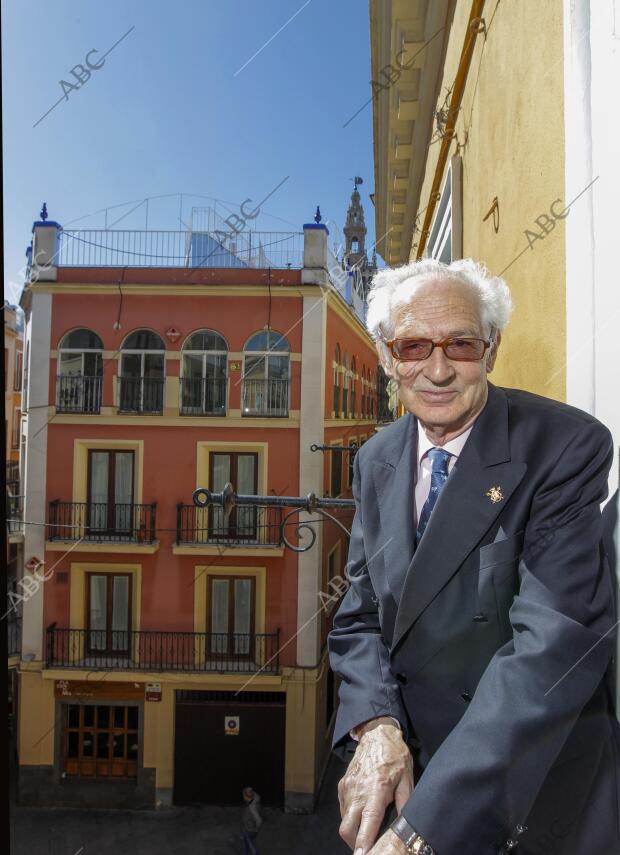 Entrevista a Andrés Amorós por su libro de música «La vuelta al mundo ...