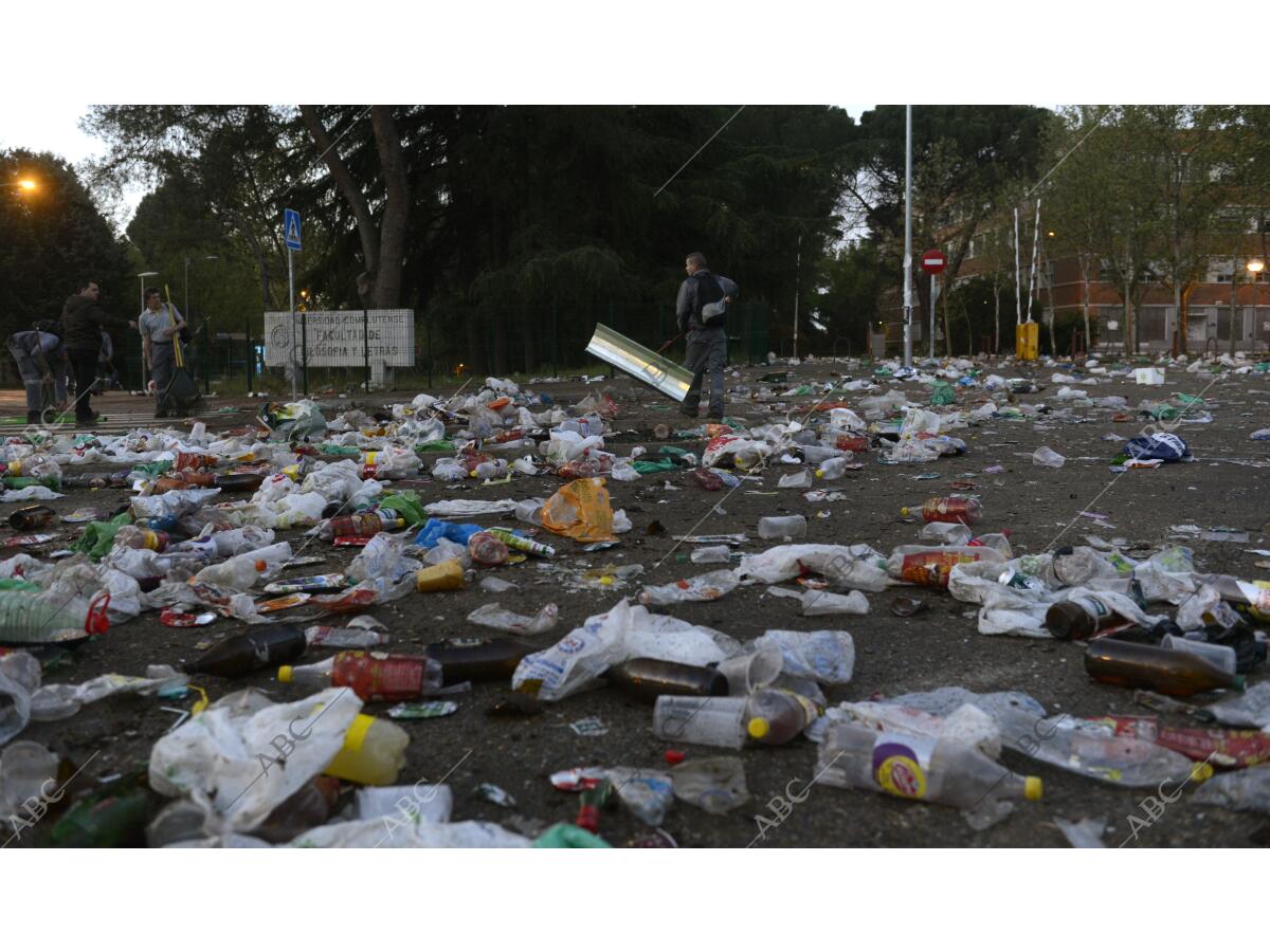 Restos de basura del macrobotellón celebrado en Ciudad Universitaria ...