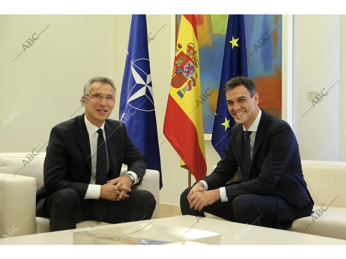 Encuentro en el palacio de La Moncloa entre el presidente del Gobierno ...