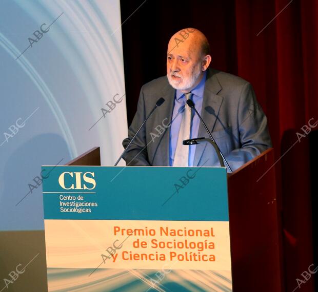 S.M. el Rey don Felipe Vi, y el presidente del Cis, José Félix Tezanos ...