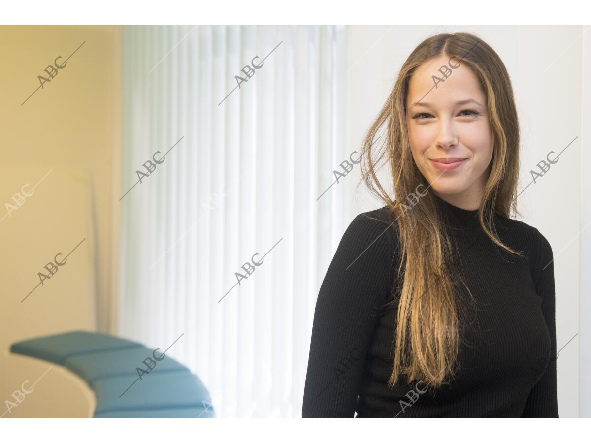 Posado de Ruth Bosser Capell, en la sede de Telefónica en gran Vía, por ...