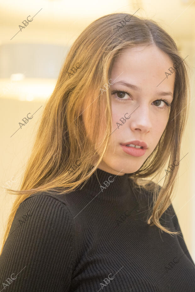 Posado de Ruth Bosser Capell, en la sede de Telefónica en gran Vía, por ...