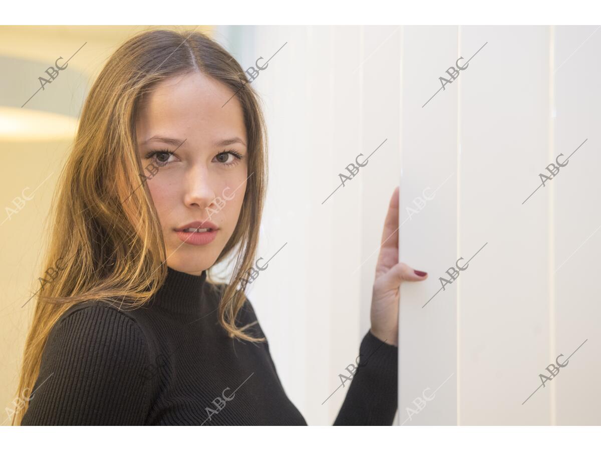 Posado de Ruth Bosser Capell, en la sede de Telefónica en gran Vía, por ...