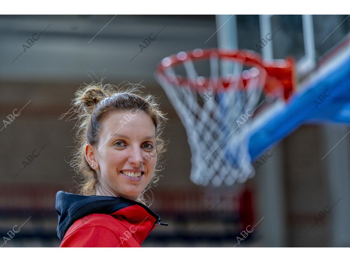 Laura Gil, pivot de la selección española, posa para ABC antes de ...