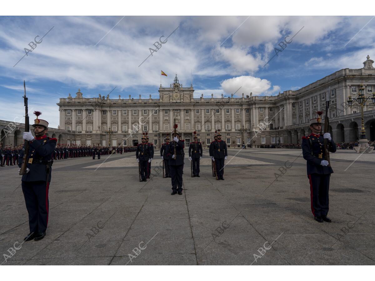 Reportaje sobre el cambio de la Guardia Real en el Palacio Real ...